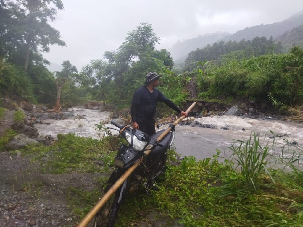 Risking safety to build lifelines: Choklangan locals builds temporary ...