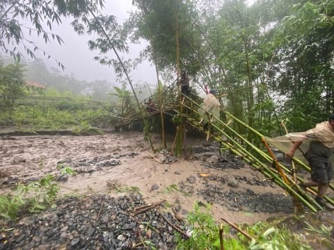 Risking safety to build lifelines: Choklangan locals builds temporary ...