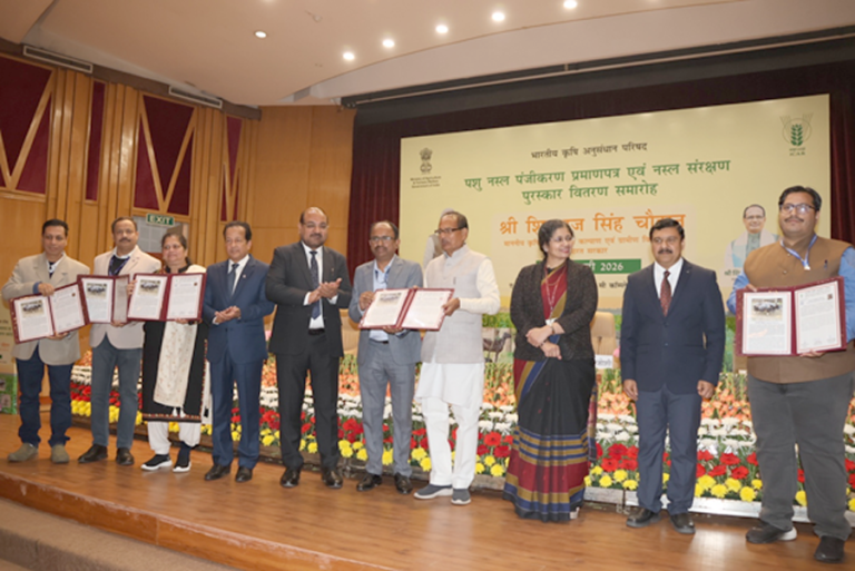 Union Minister for Agriculture hands over ‘Nagami’ breed certificate to ...